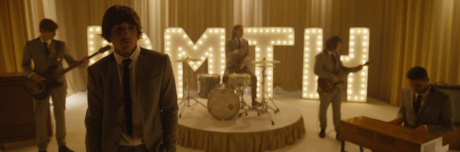 Bring Me The Horizon rompe la mesa de Coldplay en la ceremonia de los ...