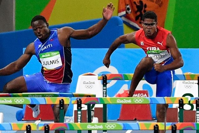 Olímpicos: La aparatosa (y graciosa) caída de un atleta en los 110 ...