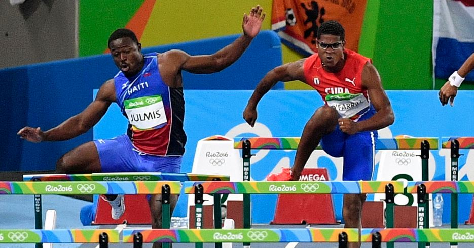Olímpicos: La aparatosa (y graciosa) caída de un atleta en los 110 ...