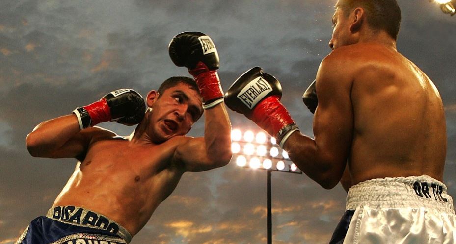 ¡Impactante! Boxeador obliga a terminar la pelea al salir con su oreja ...