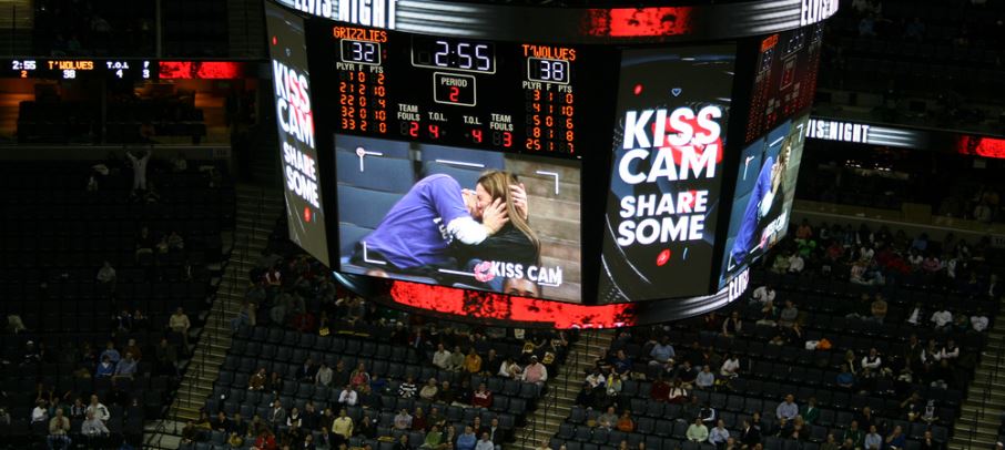 Epic Fail: Kiss Cam sorprende a pareja con las manos en la masa ...
