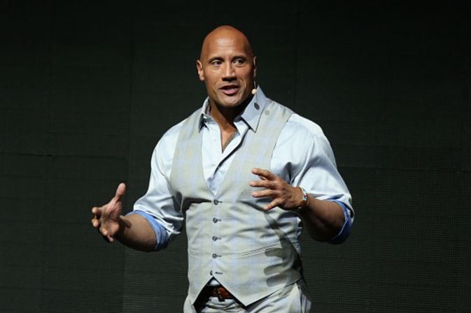 Vean cómo reaccionó Dwayne Johnson al ver su debut como ‘La Roca’ en la ...