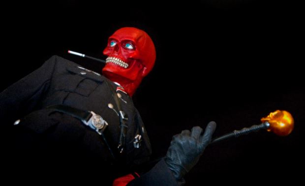 Sujeto se sometió a múltiples cirugías para lograr ser Red Skull y vean ...