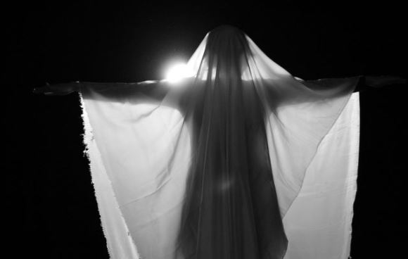 WTF: el ladrón se disfraza de un fantasma para poder robar en una casa ...