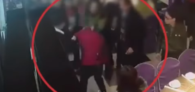 Mesera que es víctima de la chichada caníbal por su “mala atención ...