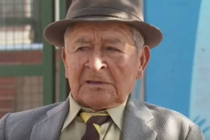 ¡Nunca es tarde! Abuelo de 90 años cumplió su sueño y se graduó como ...