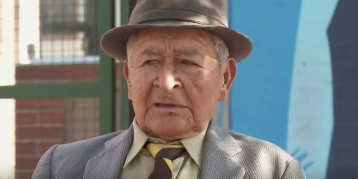 ¡Nunca es tarde! Abuelo de 90 años cumplió su sueño y se graduó como ...
