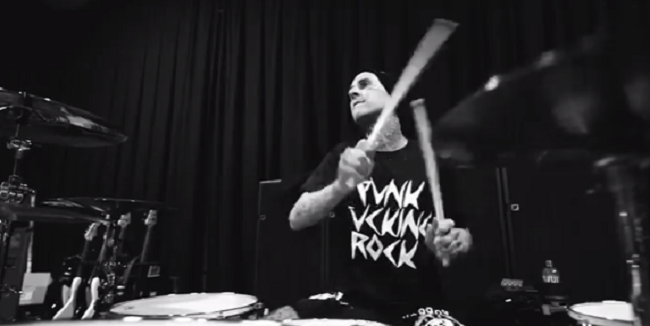 Travis Barker realiza poderoso cover de “Enter Sandman” de Metallica