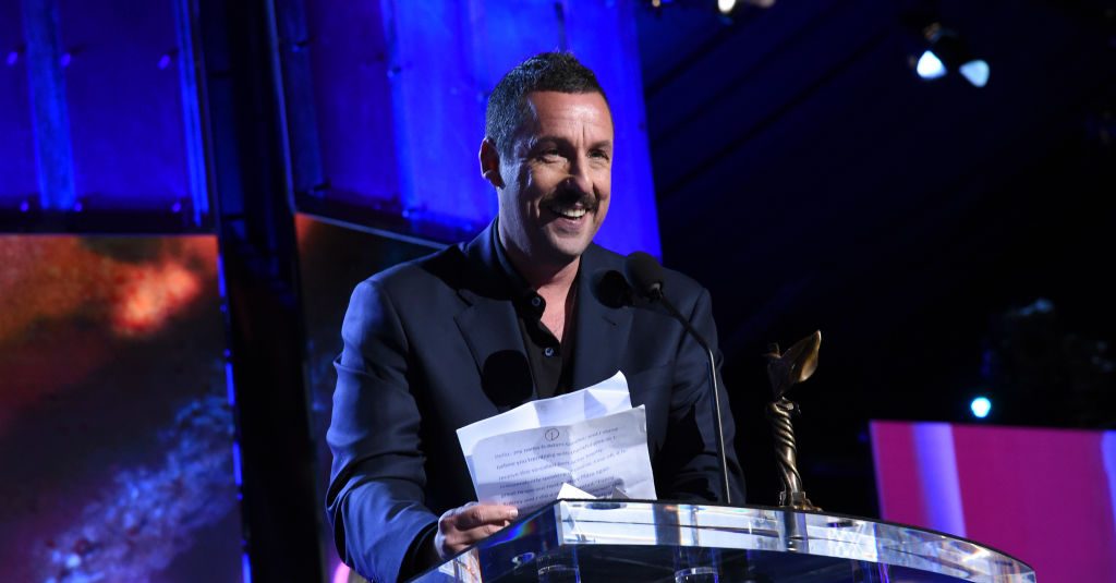 Adam Sandler interpretaría a un villano en próxima película de Batman