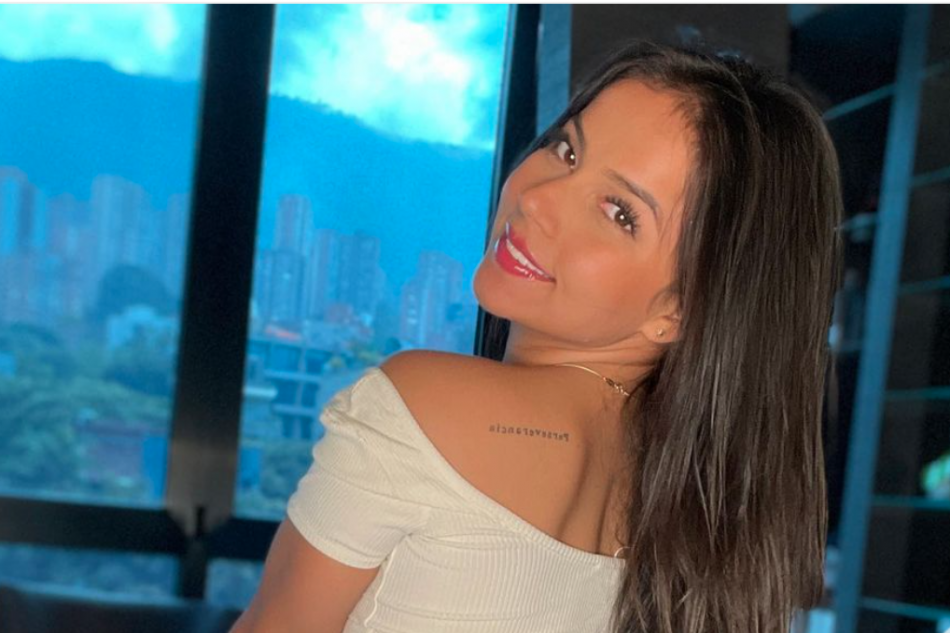 Aida Cortés comparte foto con transparencias y sin nada por debajo