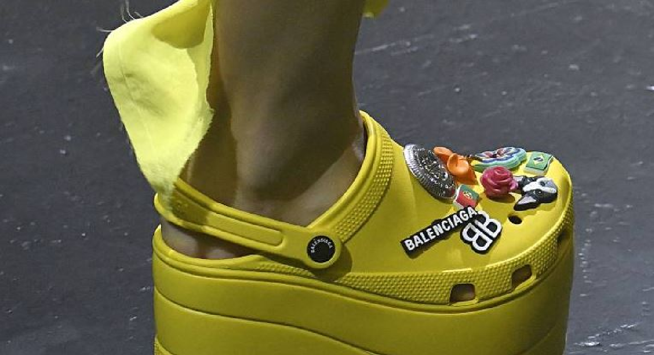 Reconocida marca lanza los Crocs-tacón y las burlas pisotean los diseños