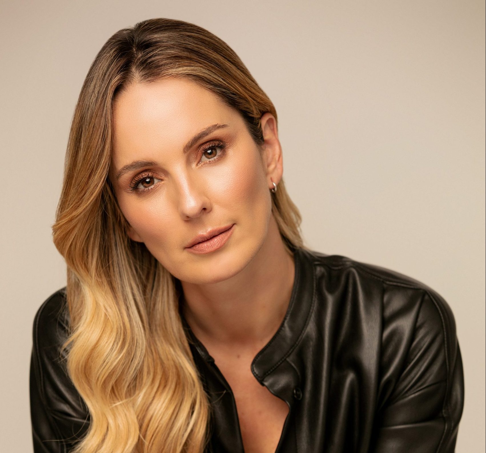 "Sirena divina": Claudia Bahamón deleitó a sus fans con video en tanga