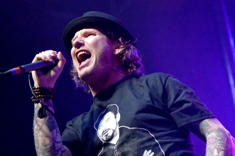 Corey Taylor presentó la perturbadora máscara de Slipknot en un concierto