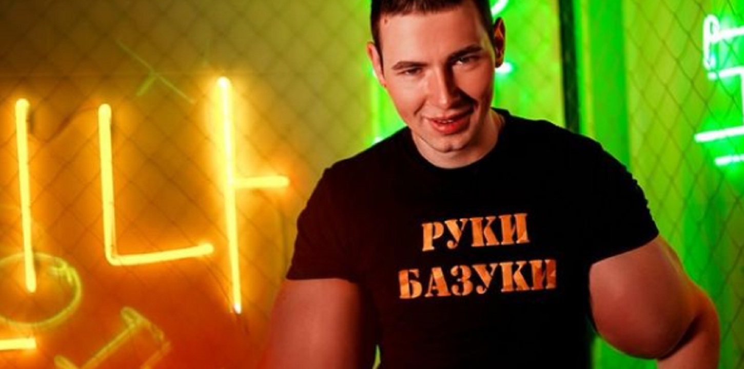 Al "Popeye humano" se le reventó uno de sus brazos en medio de una pelea