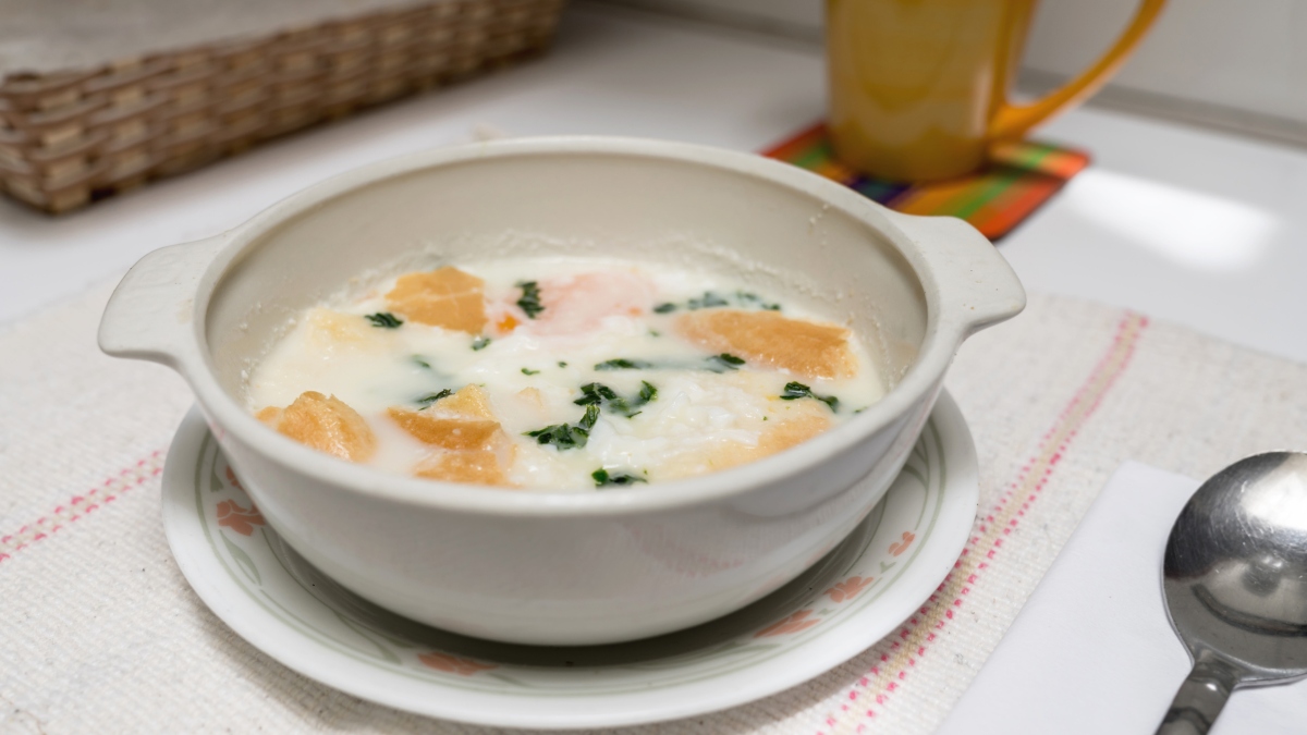Joven asiático prueba la changua por primera vez y su reacción se hace ...