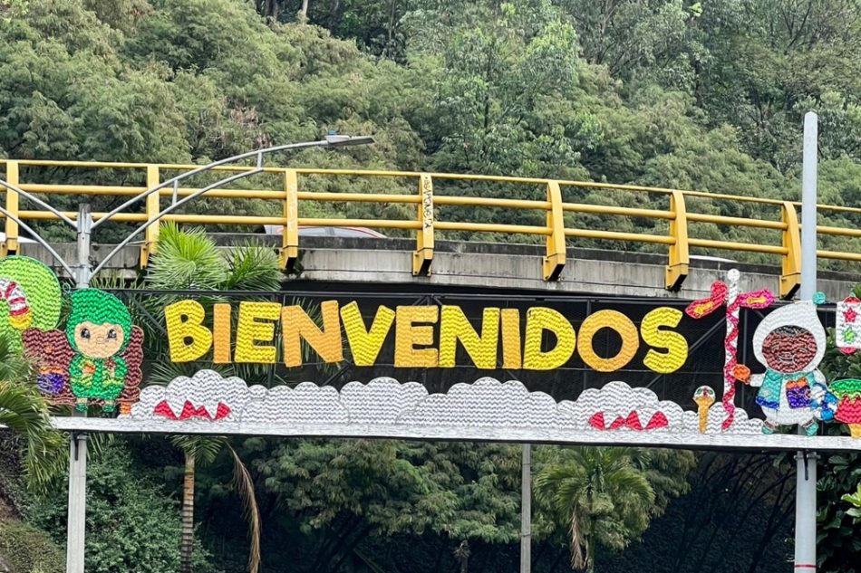 Colombianada: pusieron un letrero de 'bienvenidos' en una salida de ...