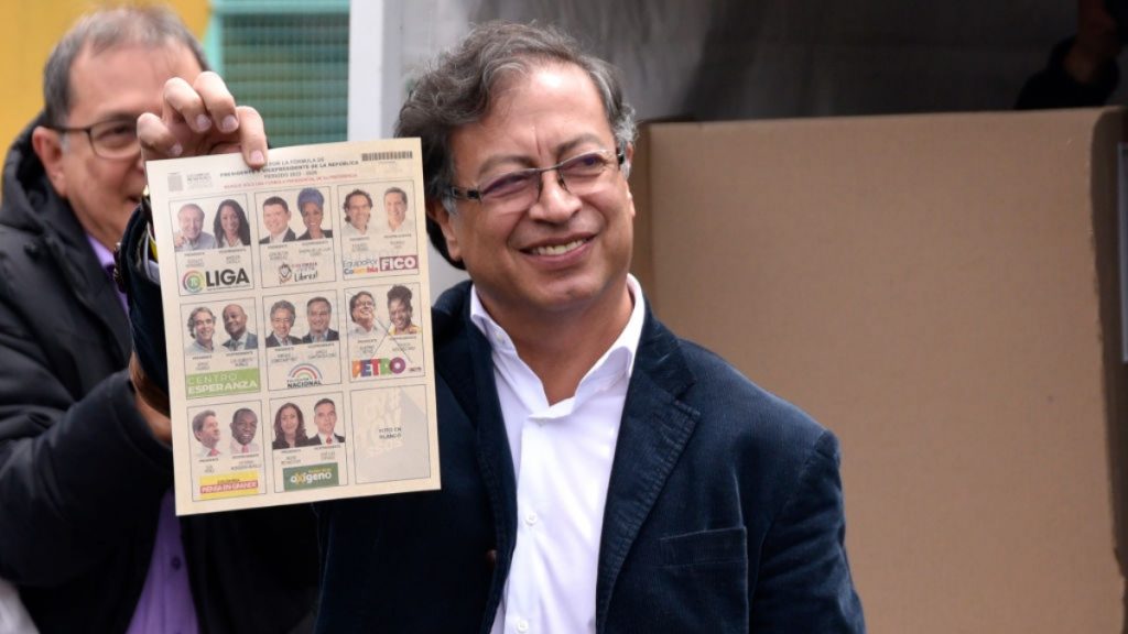 Gustavo Petro olvidó su cédula y se dio cuenta al momento de votar Gustavo Petro olvidó su cédula y se dio cuenta al momento de votar