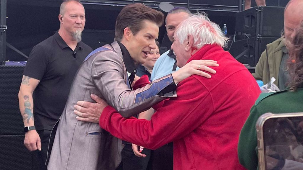 The Killers: Fan de 67 años se roba la atención haciendo ‘crowd-surfing ...