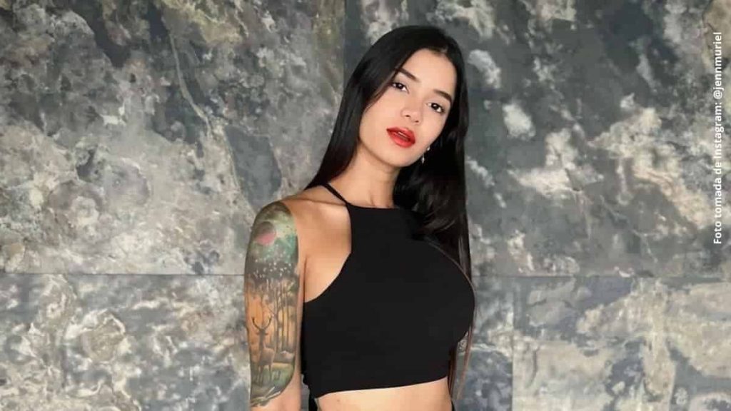 ¡Mamacita! Jenn Muriel presume su tatuado cuerpo en minibikini blanco