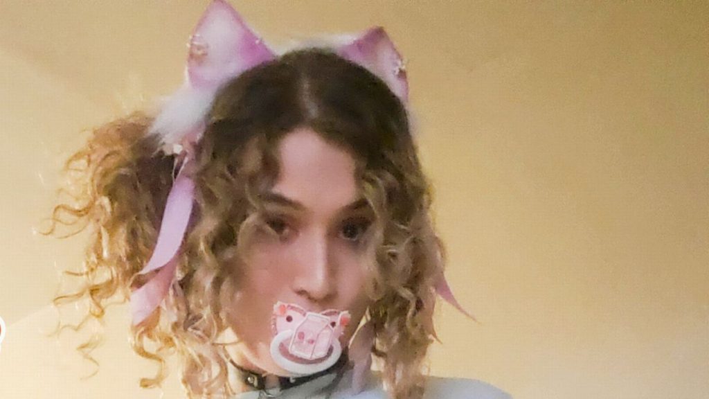 Mujer de 28 años se cree bebé