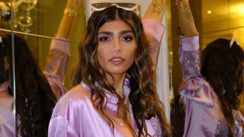 Mia Khalifa presumió las 'gemelas' bailando canción de rock