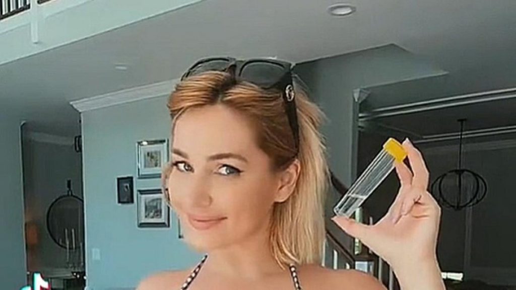 Gana millones por vender sus pedos y el sudor de sus senos