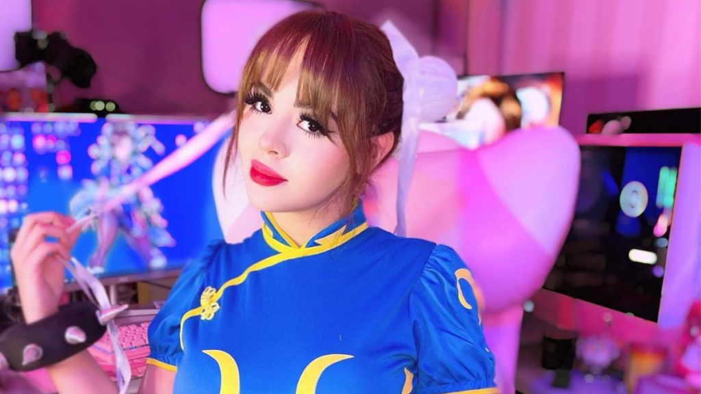 Gamer mexicana enciende las redes al lucir sexy traje navideño