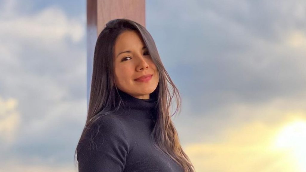 Caterine Escobar presume su despampanante figura desde la playa