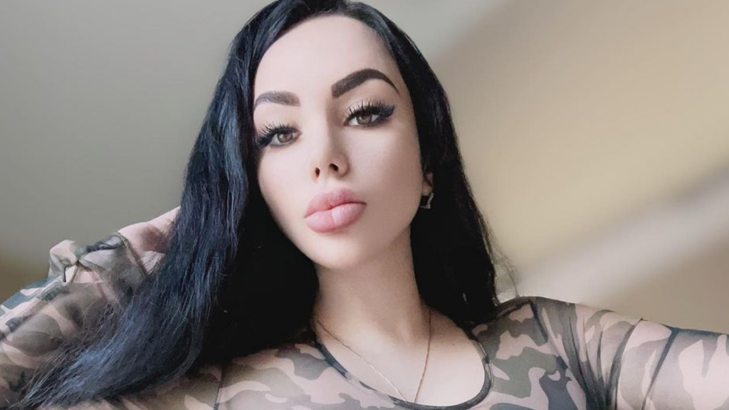 Mujer que tiene los senos demasiado grandes