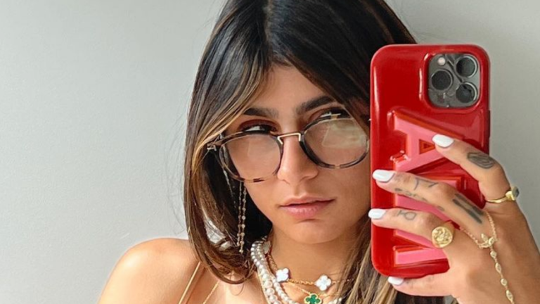 Mia Khalifa presumió sus atributos con atrevidos atuendos