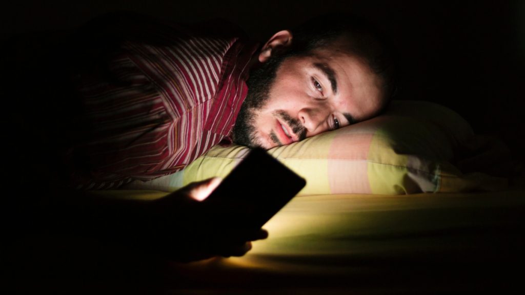 ¿Es posible ganar dinero viendo videos en redes sociales?
