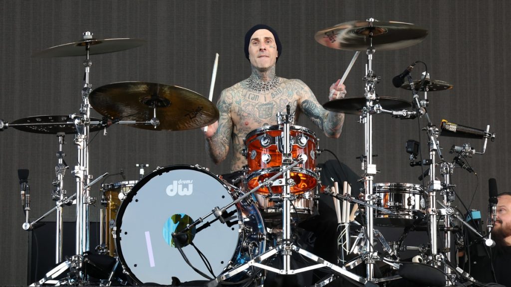 Travis Barker, de Blink-182, confirma que tiene Covid-19