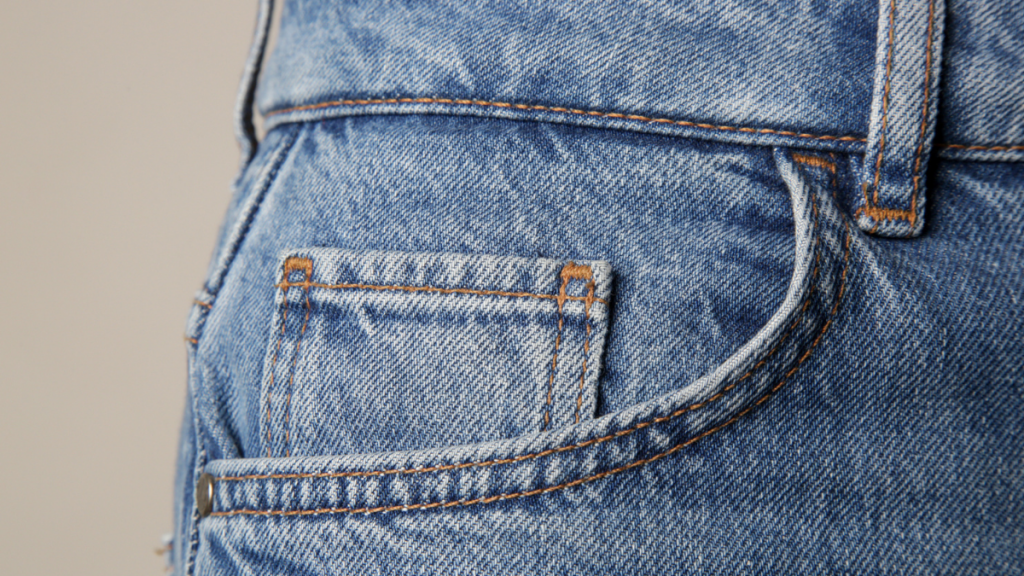 ¿Para qué sirve el bolsillo pequeño de los jeans? Este es su uso