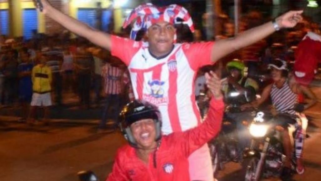 Hinchas del Junior que se volvieron meme recrearon la foto y es todo lo ...