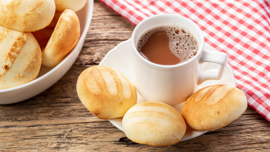 ¿De dónde viene y qué significa la expresión 'tomar onces'?