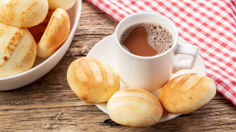 ¿De dónde viene y qué significa la expresión 'tomar onces'?