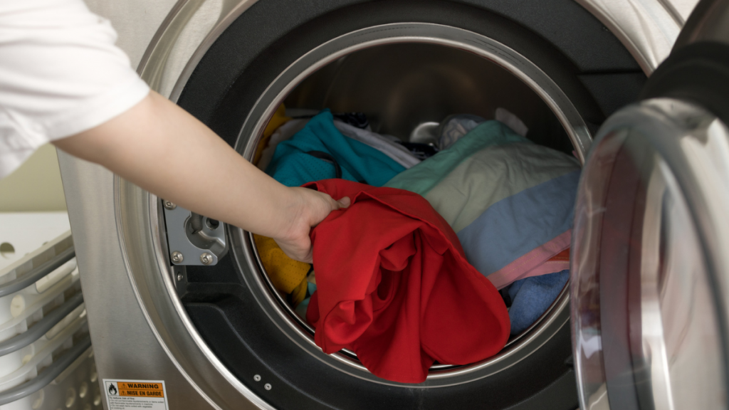 ¿Del derecho o al revés? Así se debe meter la ropa en la lavadora