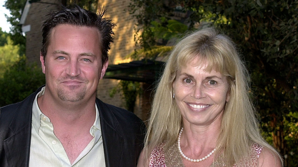 Mamá de Matthew Perry rompe el silencio por primera vez desde la muerte ...
