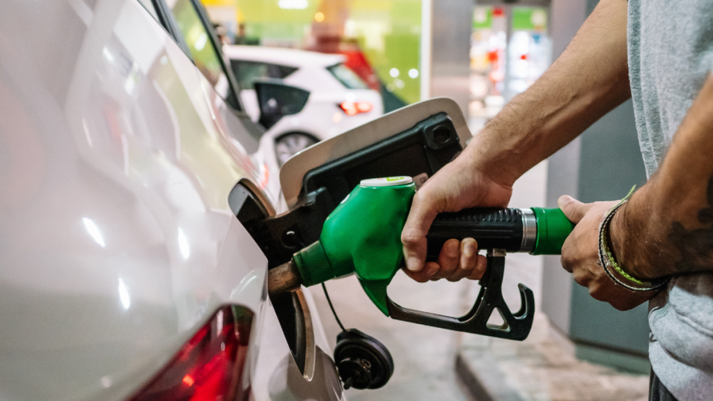 ¿Qué pasa si la gasolina cambia de color? Le contamos