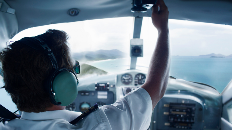 Cuánto gana un piloto de avión por vuelos nacionales en Colombia