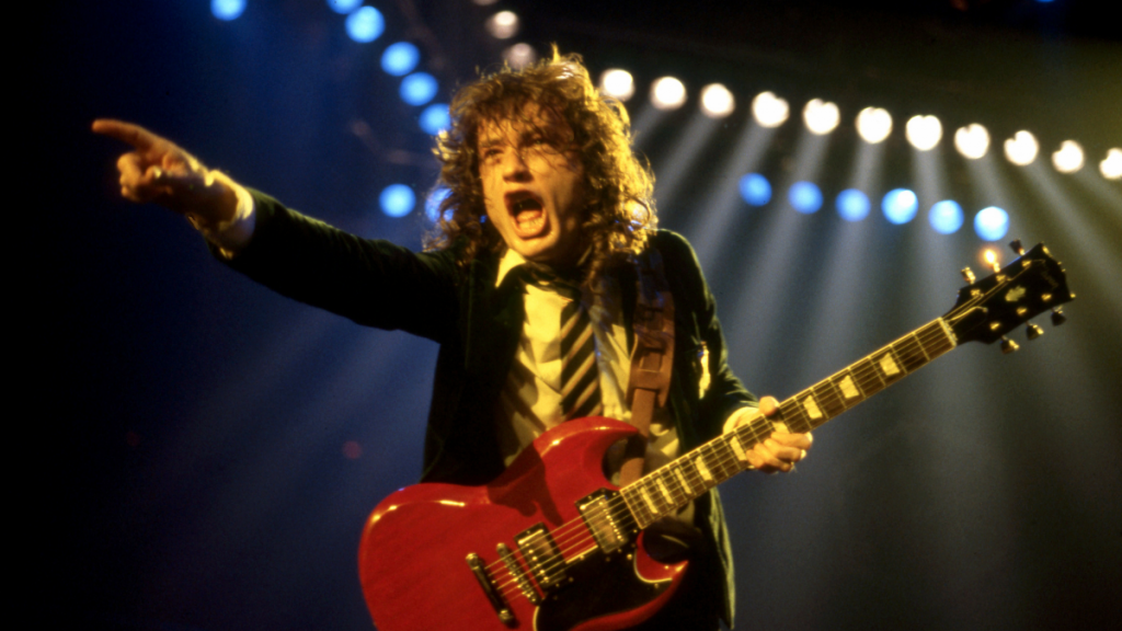HOY es el cumpleaños de Angus Young, de AC/DC: estos son sus 3 mejores ...